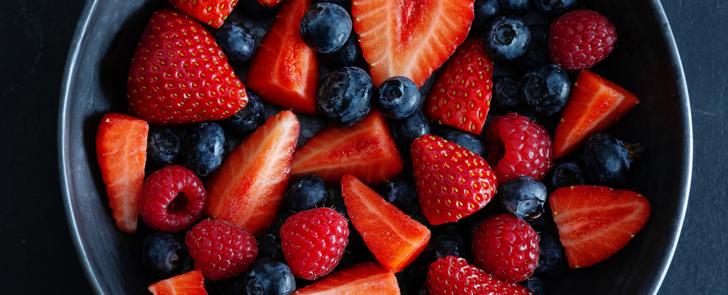 Propiedades y beneficios de los frutos rojos - Kónfyt